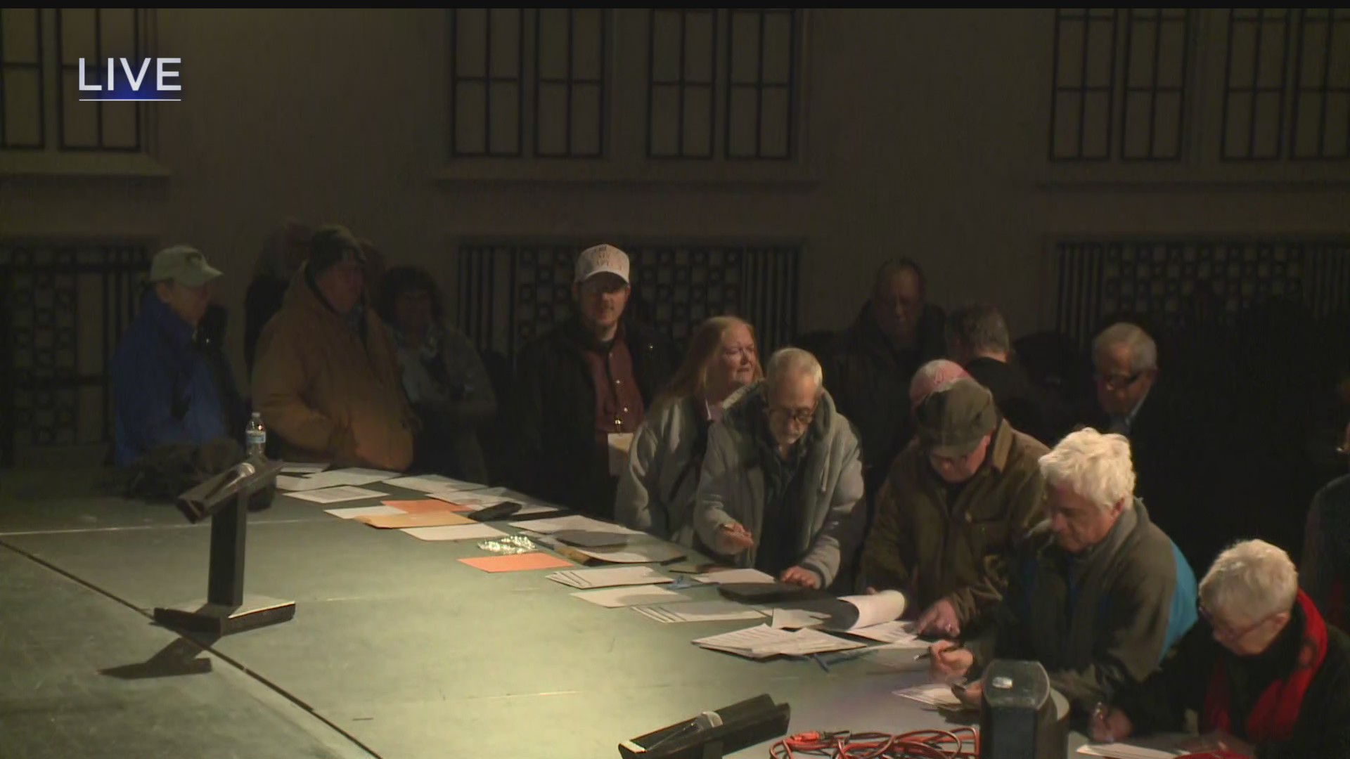 WHO 13’s Lisa Carponelli reports live from Des Moines caucus site ...
