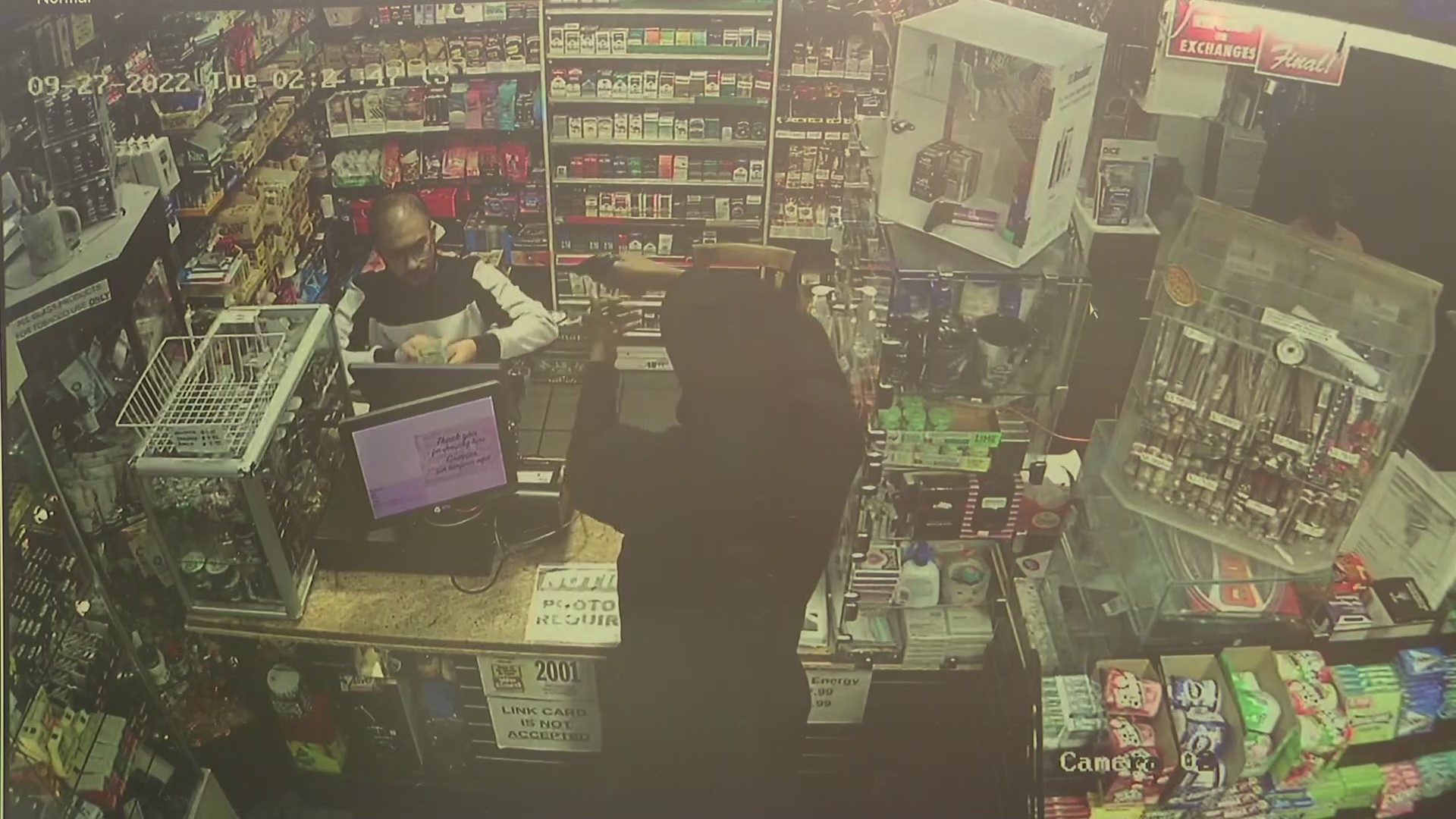 Cashier recounts being robbed at gunpoint in the Loop – WGN-TV