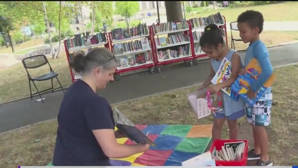 NYPL bookmobile brings books to the people – PIX11