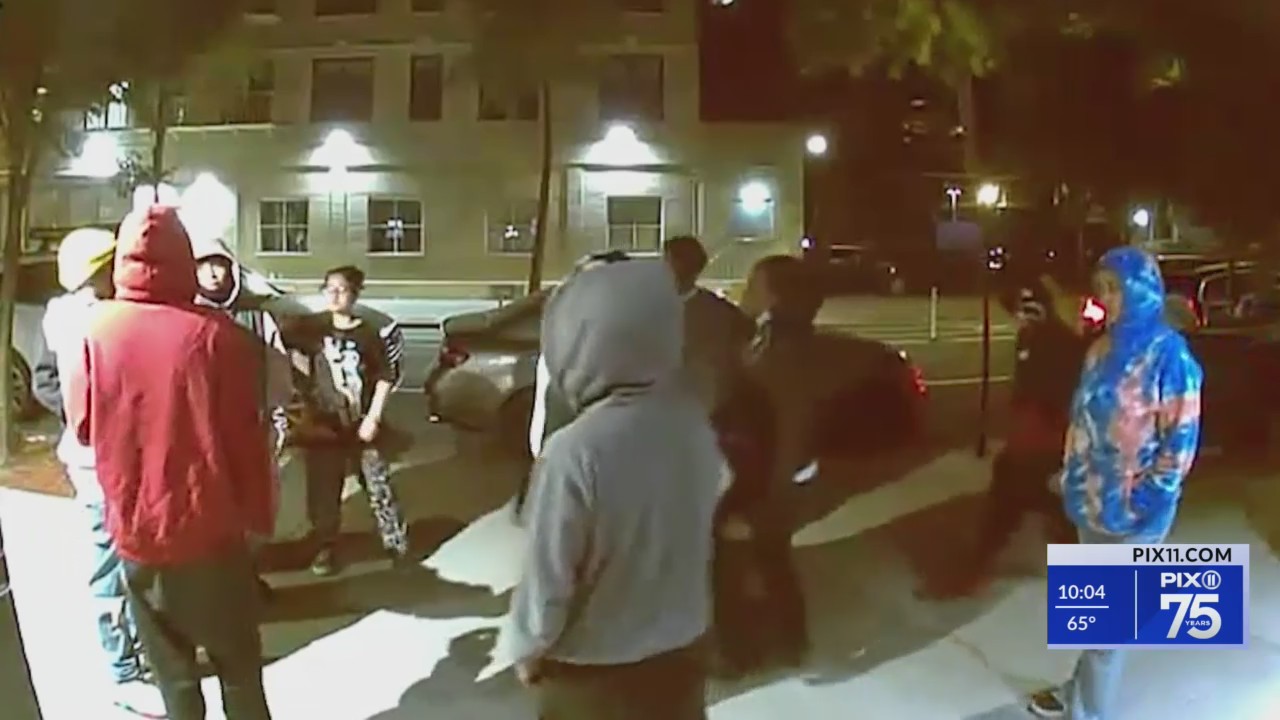 Couple robbed by group of 12 after leaving bar: NYPD – PIX11