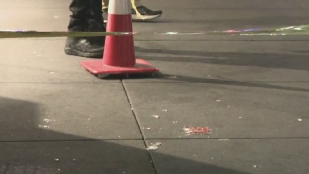 3 people injured in bottle attacks in Midtown; suspect in custody: NYPD ...