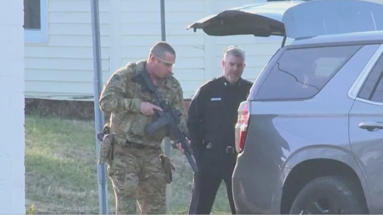 Officers, SWAT team on scene for ‘police activity’ along Golden Gate ...