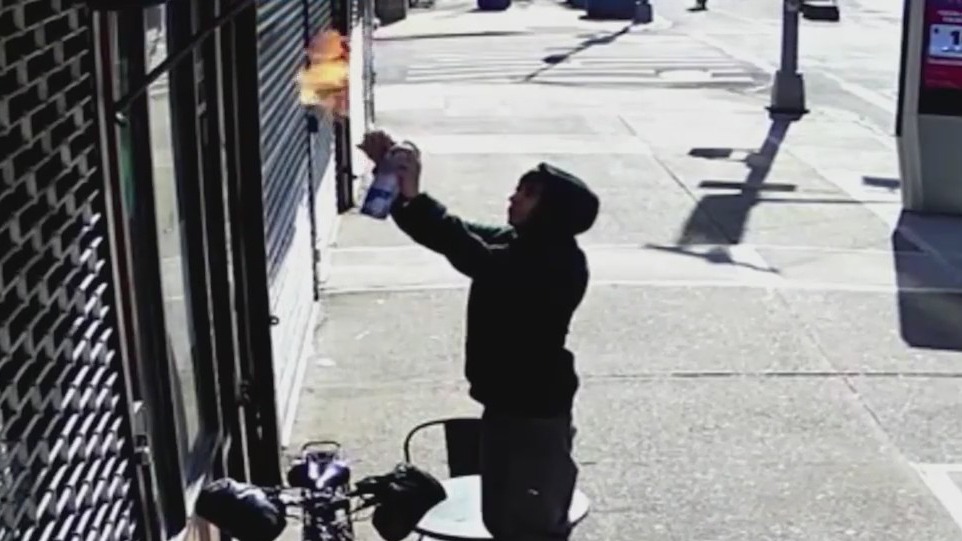 Man attempts to burn American/Israeli flag across from Jewish high ...