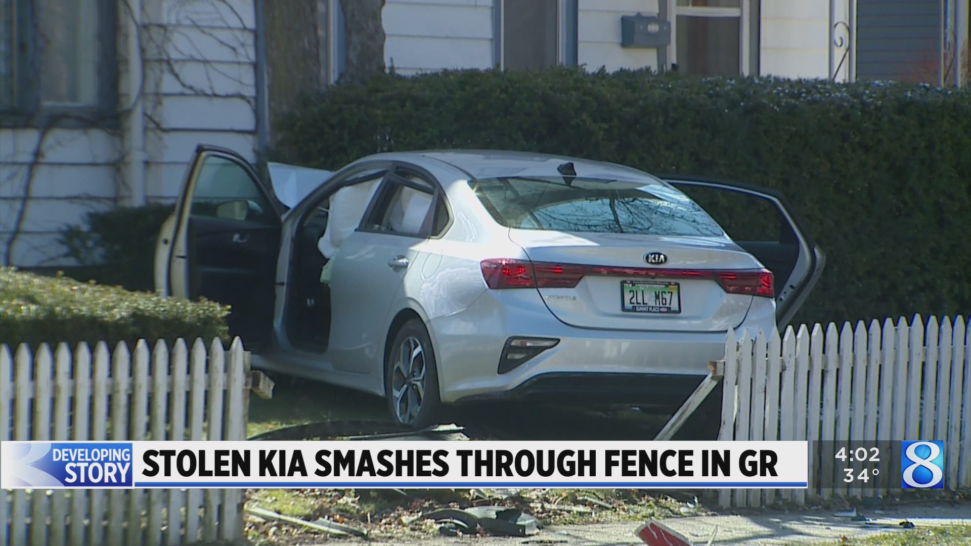 Stolen Kia crashes into fence, tree in GR – WOODTV.com