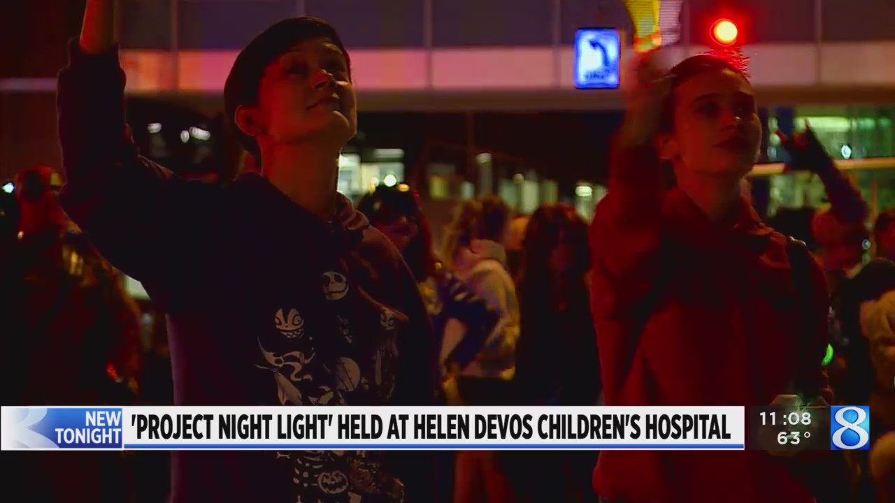 ‘Project Night Light’ at Helen DeVos honored Childhood Cancer Awareness Month – WOODTV.com