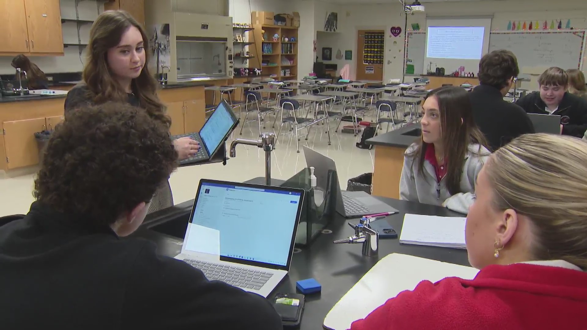 Suburban science teacher love for teaching is in her DNA – WGN-TV