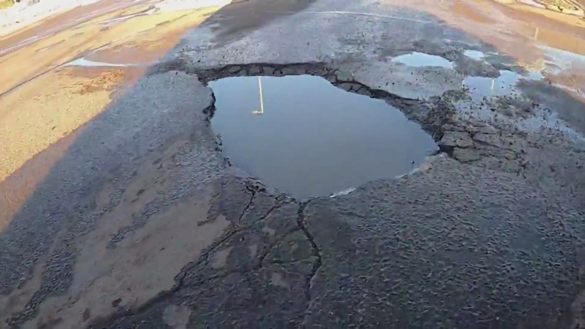 Private airport parking lot plagued huge potholes – FOX31 Denver