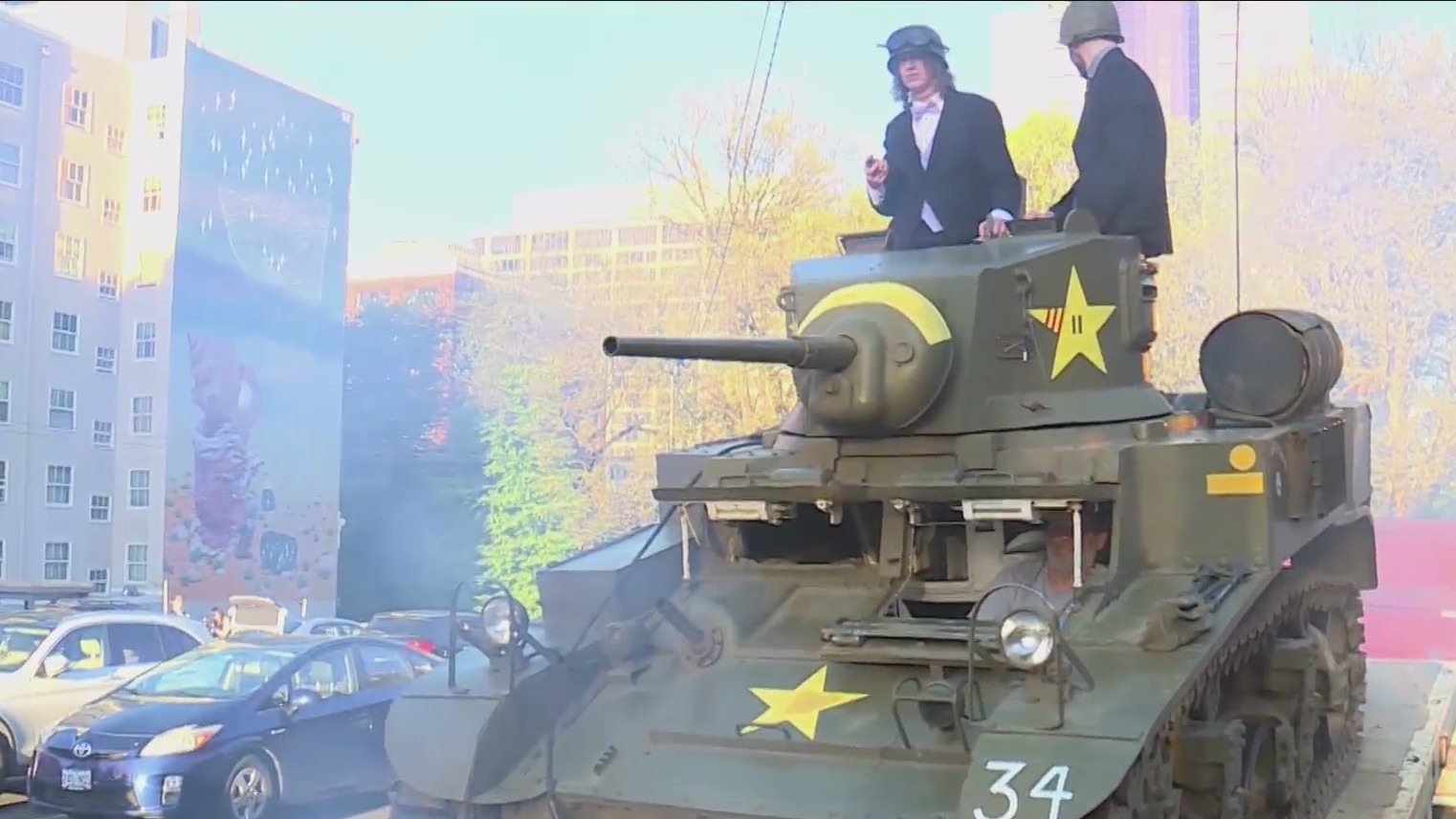 Camas student rides tank to prom at Portland Art Museum – KOIN.com