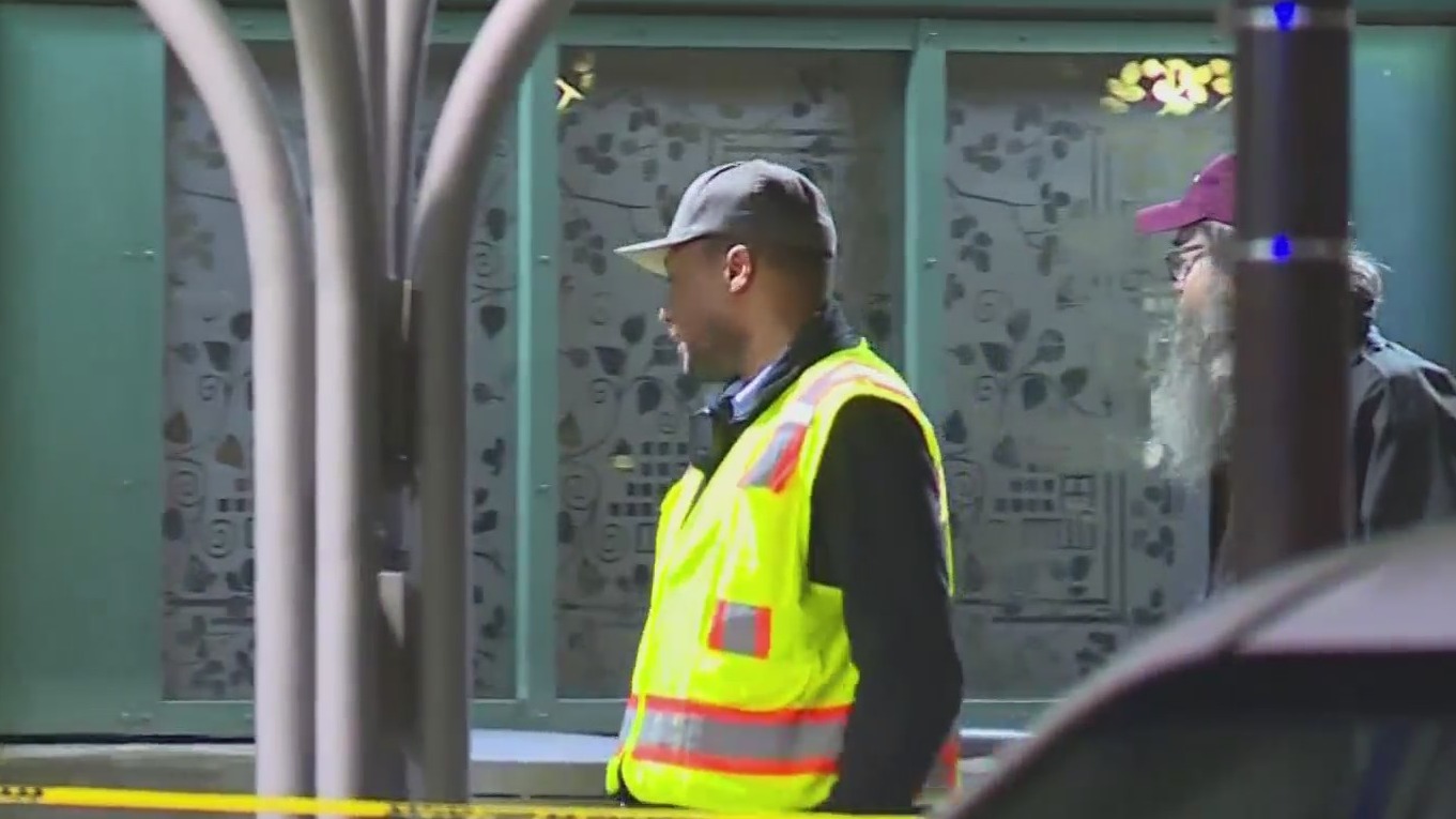 Portland police investigate alleged homicide after man dies in MAX ...