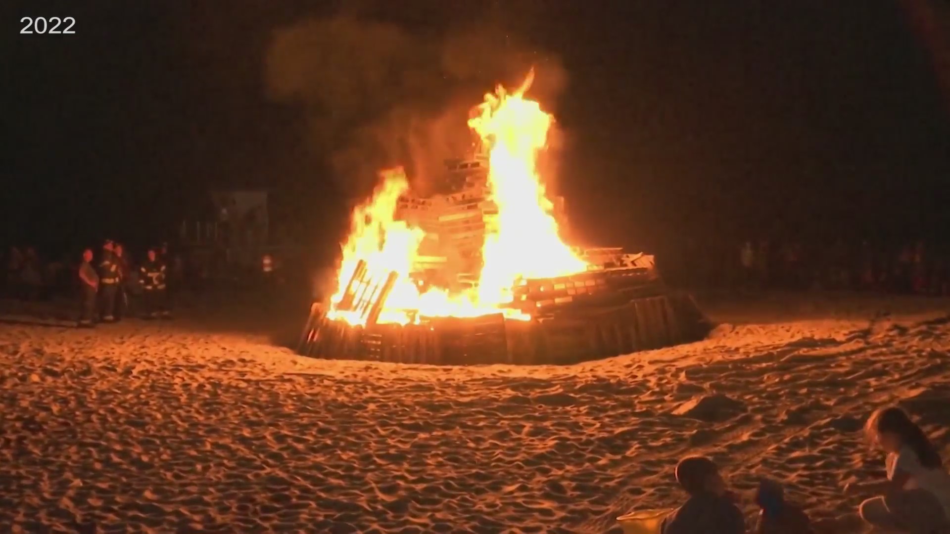 Smoke on the Water Bonfire in Atlantic Beach lights up the community ...
