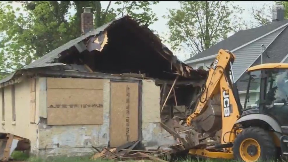 Long Island community demolishing dilapidated homes – PIX11