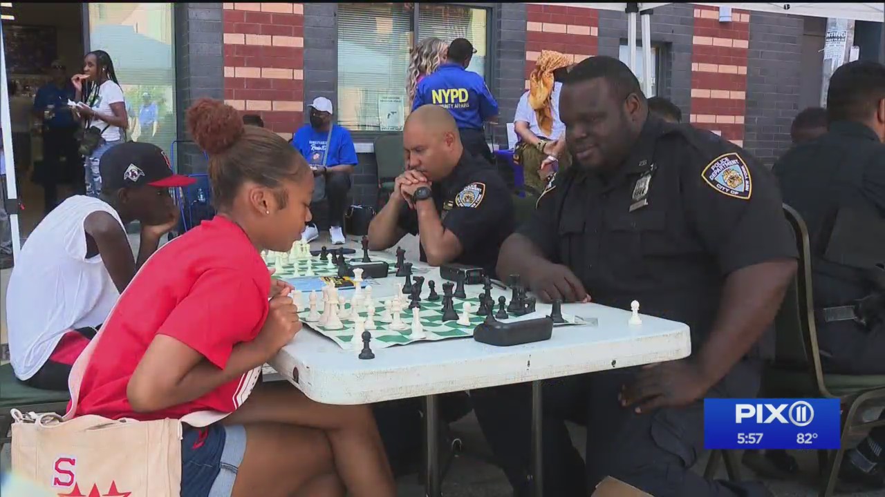 Harlem chess tournament has teens taking on NYPD officers – PIX11