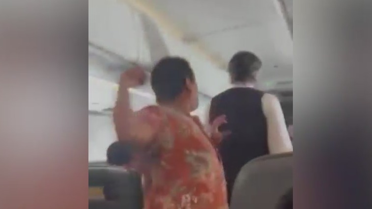 Angry passenger sucker punches flight attendant | Rush Hour – NewsNation