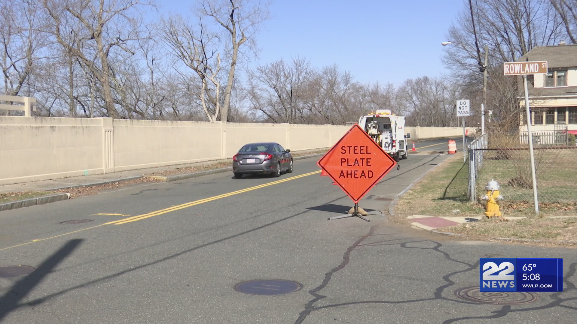 Drivers avoid potholes on Riverside Road in Springfield – WWLP