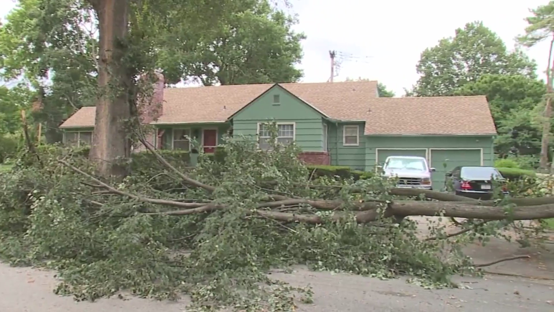Two-way bottlenecks and trees blocking roads as KCMO continues storm ...