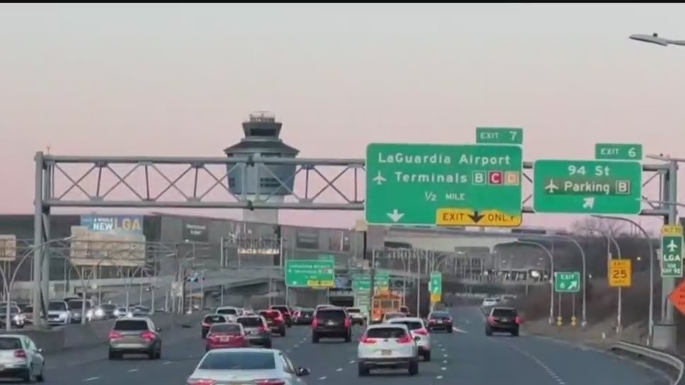Migrants arrive at LaGuardia Airport from southern border – PIX11