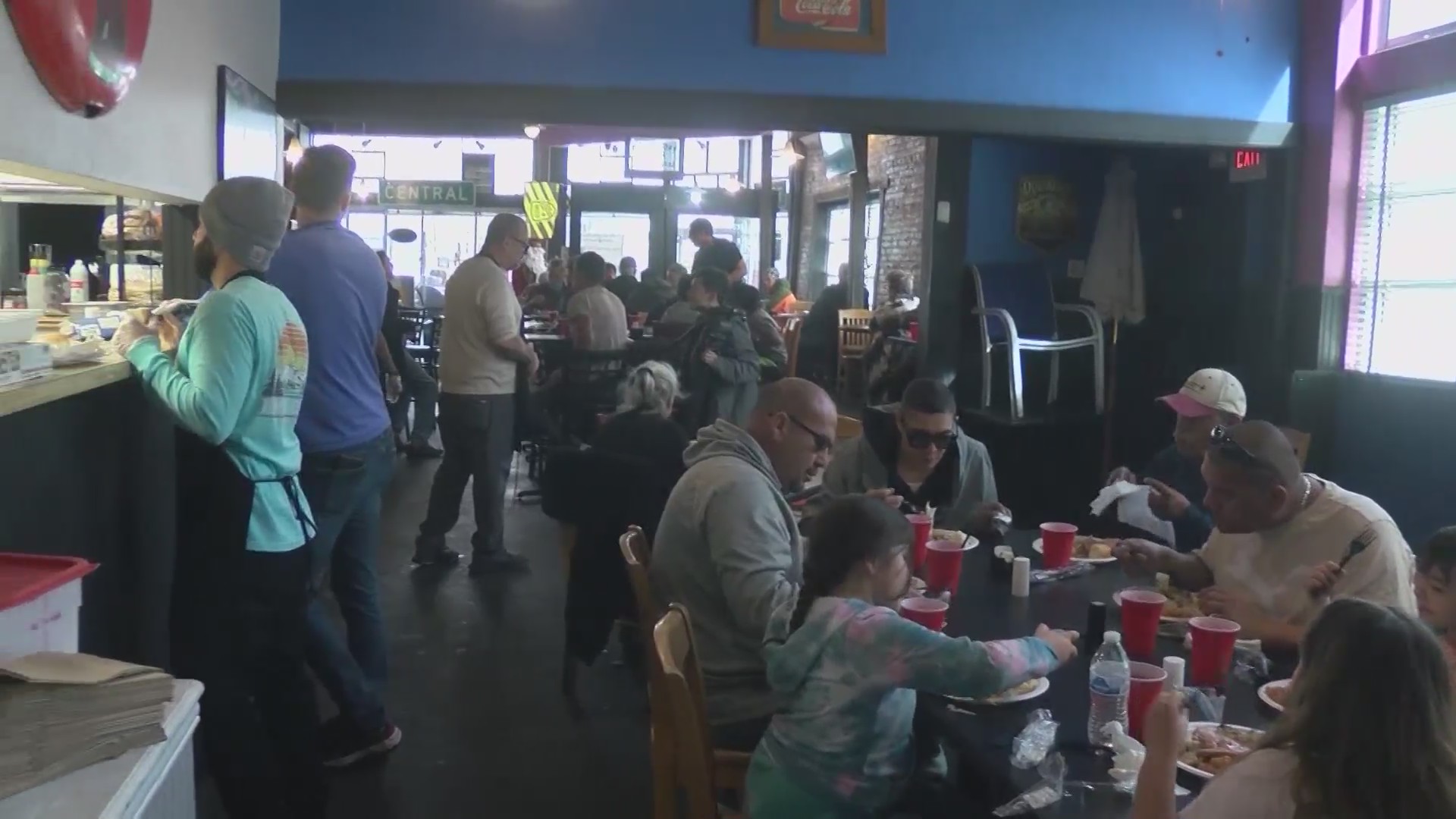 Lindy’s Diner serves Thanksgiving meals to those in need for the eighth ...
