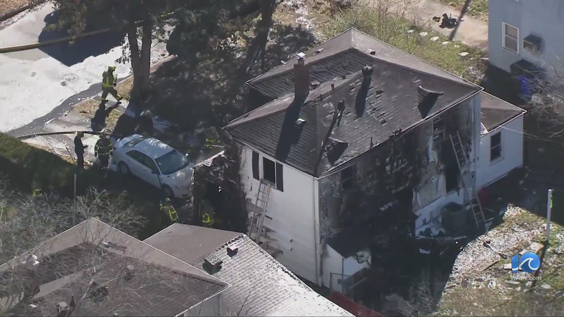 Firefighter falls through ceiling fighting Norfolk fire – WAVY.com