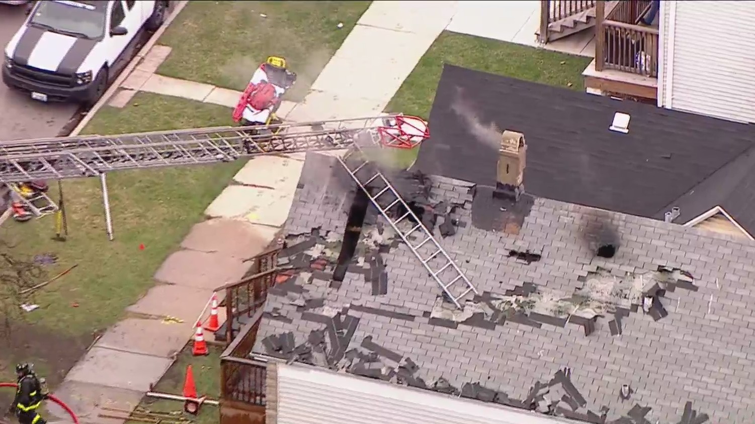 Mayday declared as Chicago firefighters battle house fire in Belmont ...