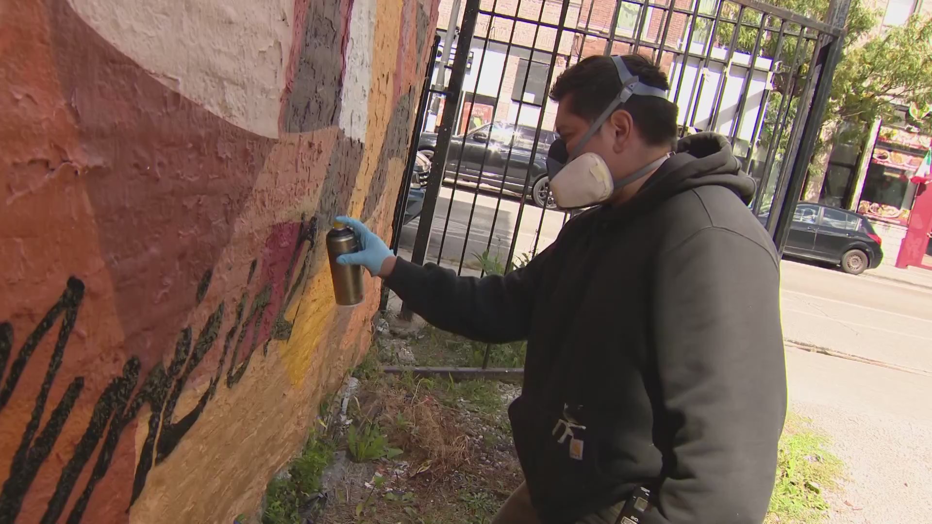 Latinx artist transforms blank building walls into beautiful murals ...