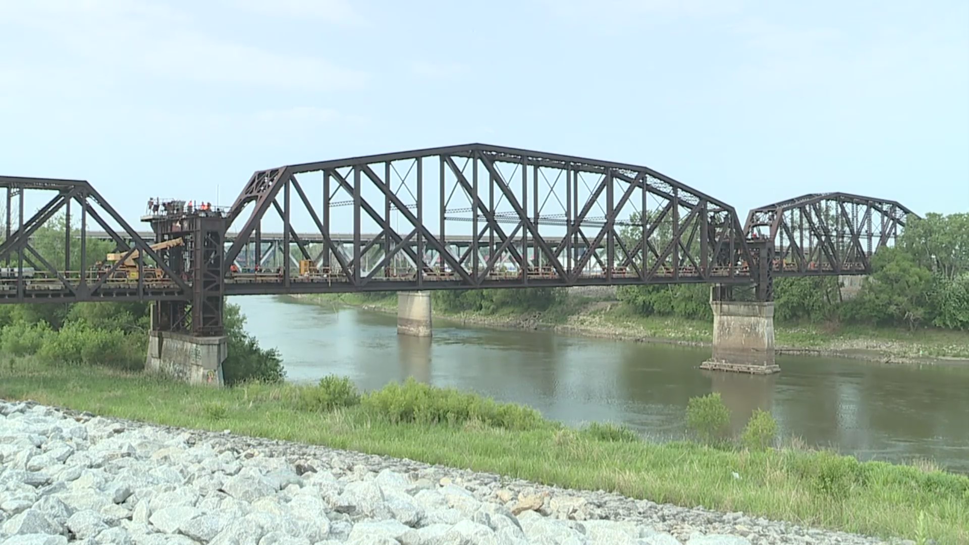 Crews raise KCK’s Rock Island Bridge for new entertainment district ...