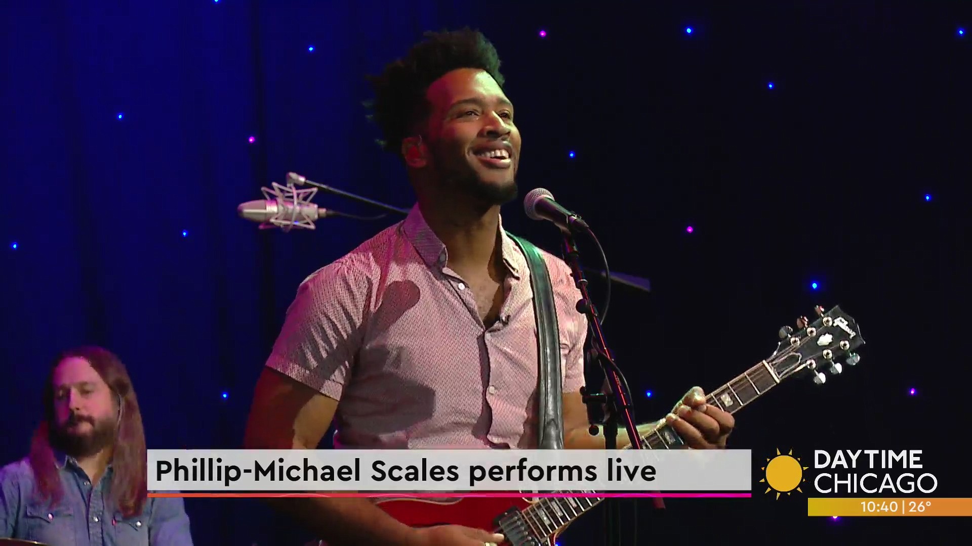 Singer Phillip-Michael Scales performs live – WGN-TV