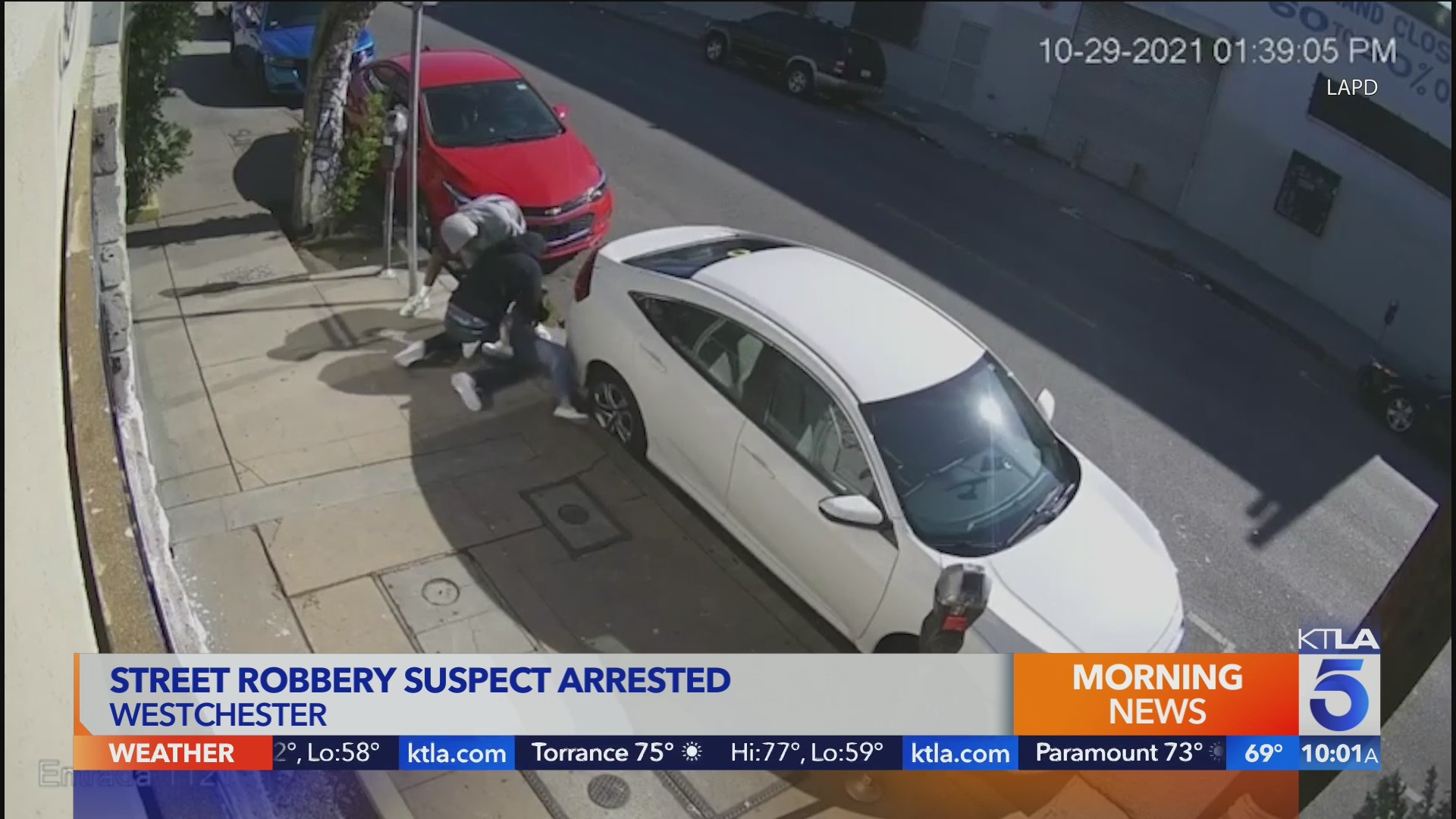 LAPD arrests street robbery suspect, other suspects wanted – KTLA