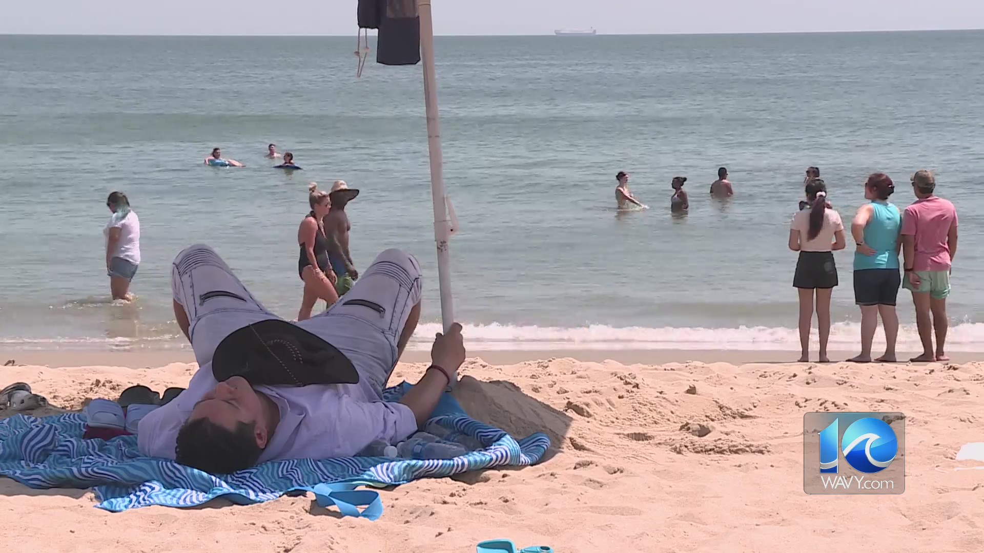 ‘This is pretty extreme’: Beachgoers in VB weather dangerous heat ...