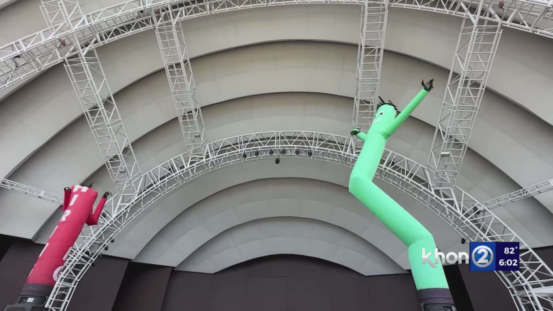 Inflatables take the stage at Waikiki Shell to combat a bird problem – KHON2
