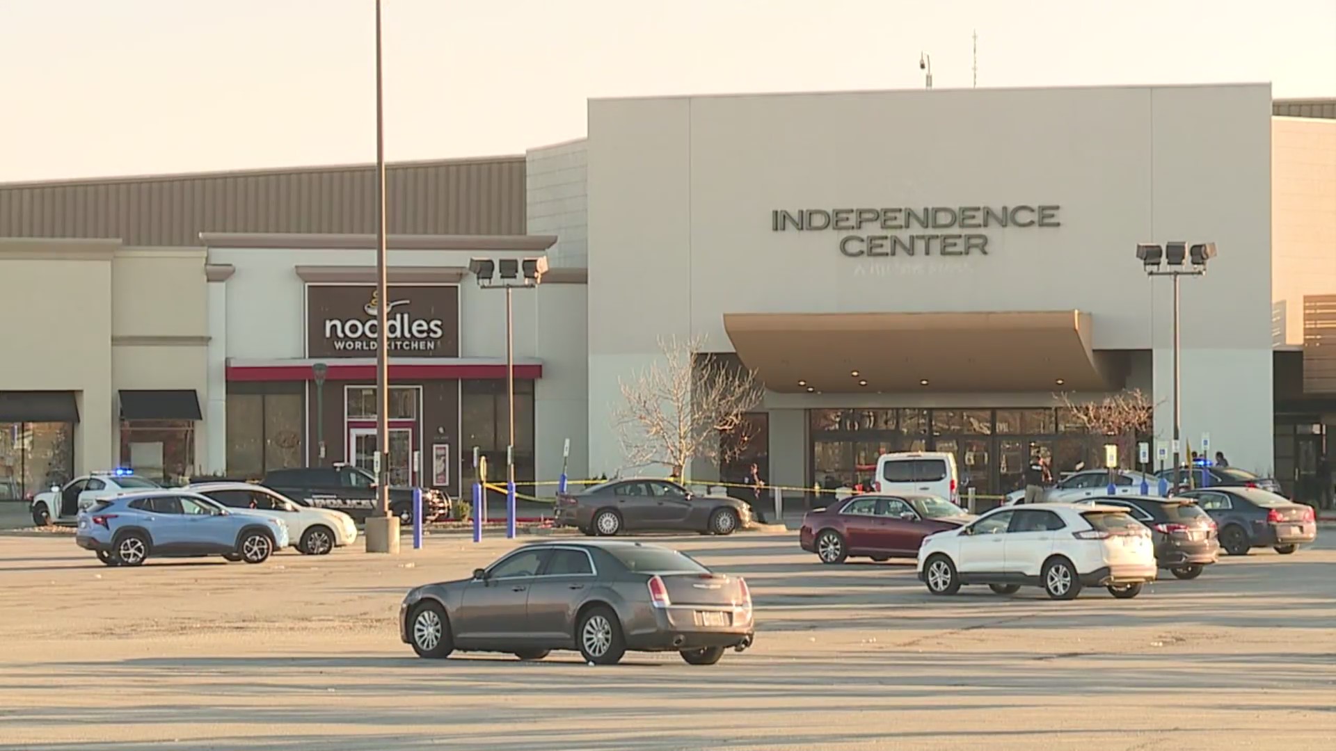 Four hurt in Independence Center shooting – FOX 4 Kansas City WDAF-TV ...