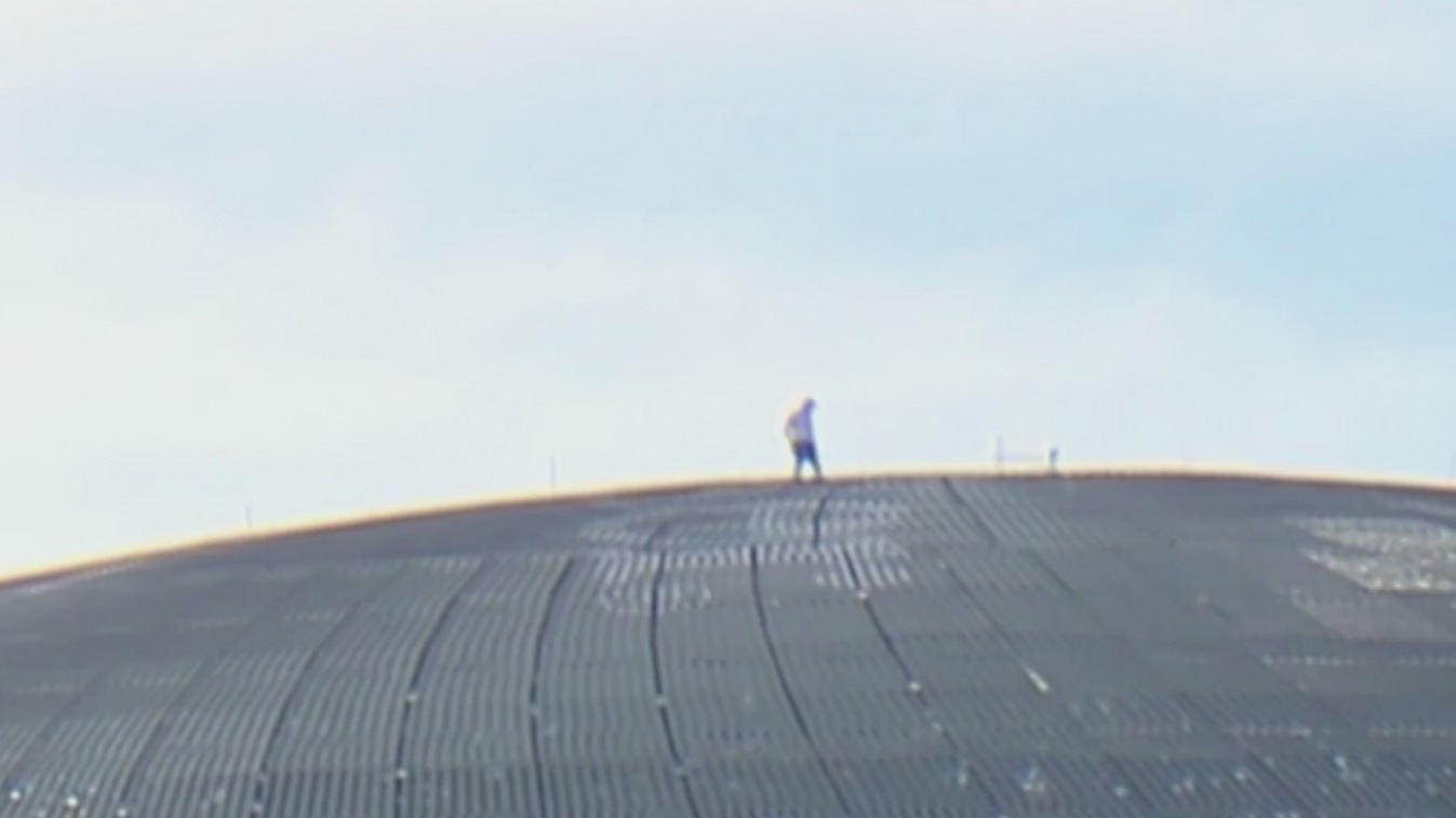 Man arrested after climbing the Las Vegas Sphere – WGN-TV