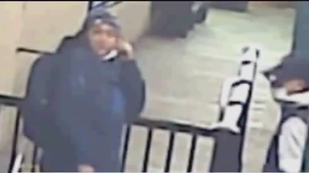 NYC subway station robbers put man in headlock: NYPD – PIX11