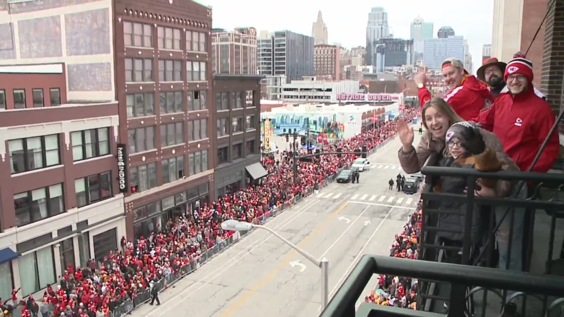 Downtown KC turns to ‘sea of red’ as fans line up to watch Chiefs Super ...