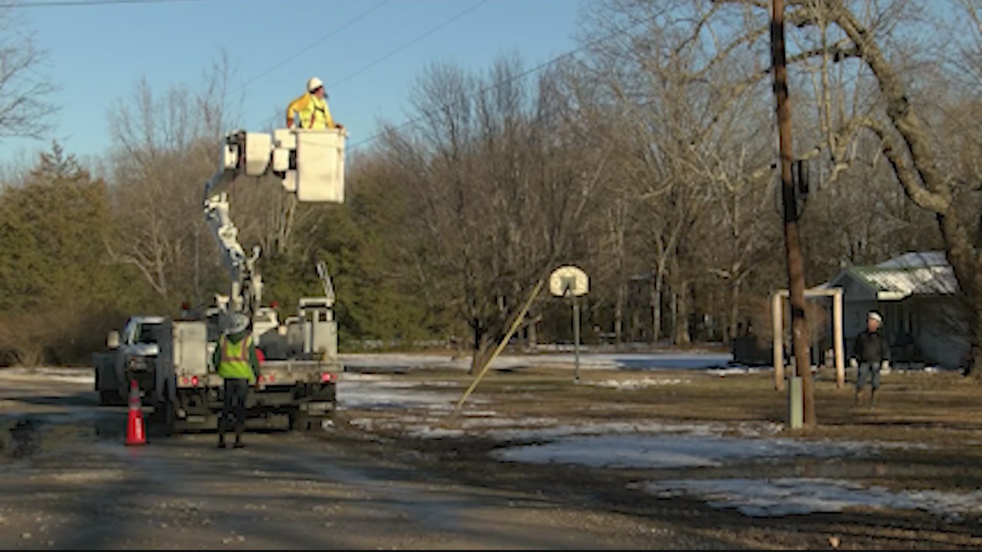 Out-of-state crews assist with power outages – KOLR – OzarksFirst.com