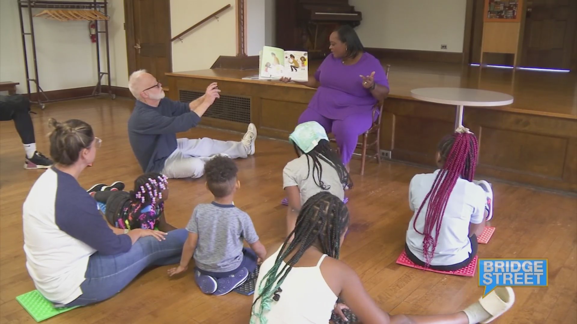 Iris reads to kids at Beauchamp Library in Syracuse – WSYR