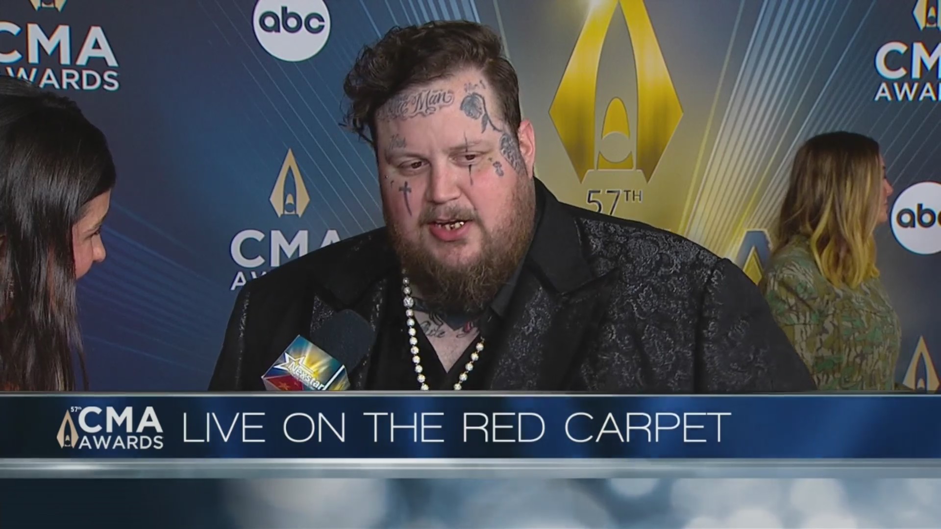 Jelly Roll hangs out with News 2 on the red carpet prior to the CMA ...