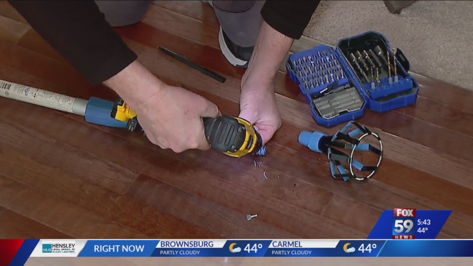 Change very high light bulbs without a ladder – Fox 59