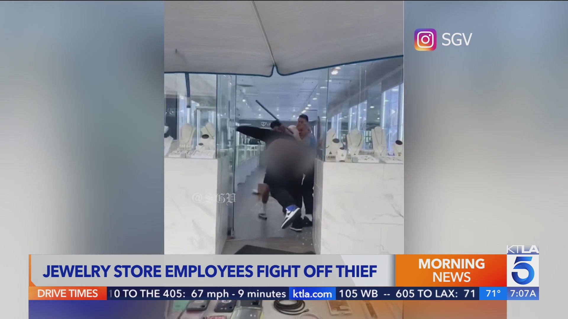 Video: employees fight back against robbery suspect who sprayed them ...