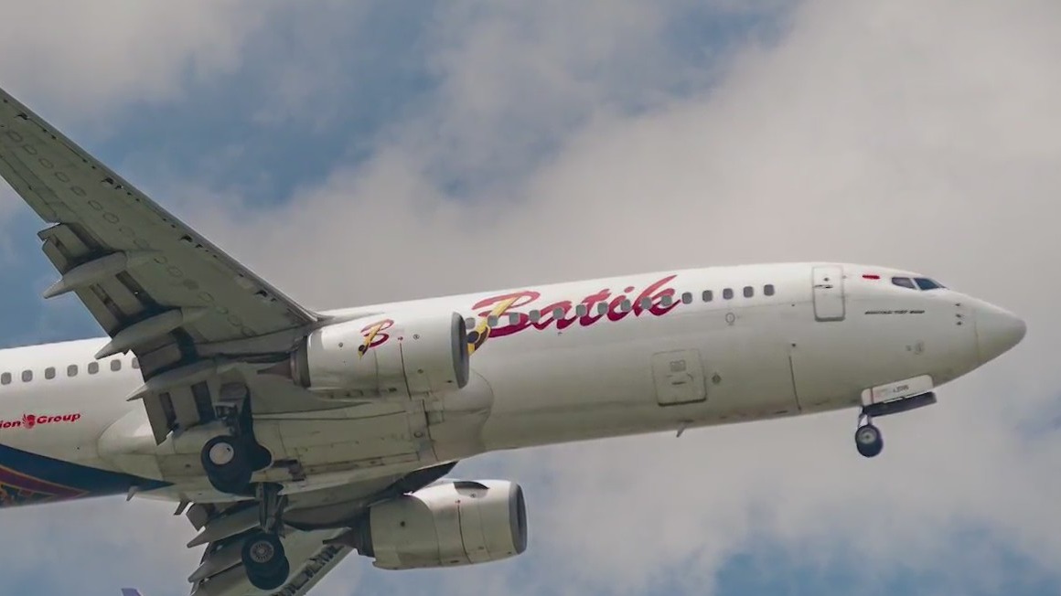 Two pilots fall asleep mid-flight, plane flies off course | NewsNation ...