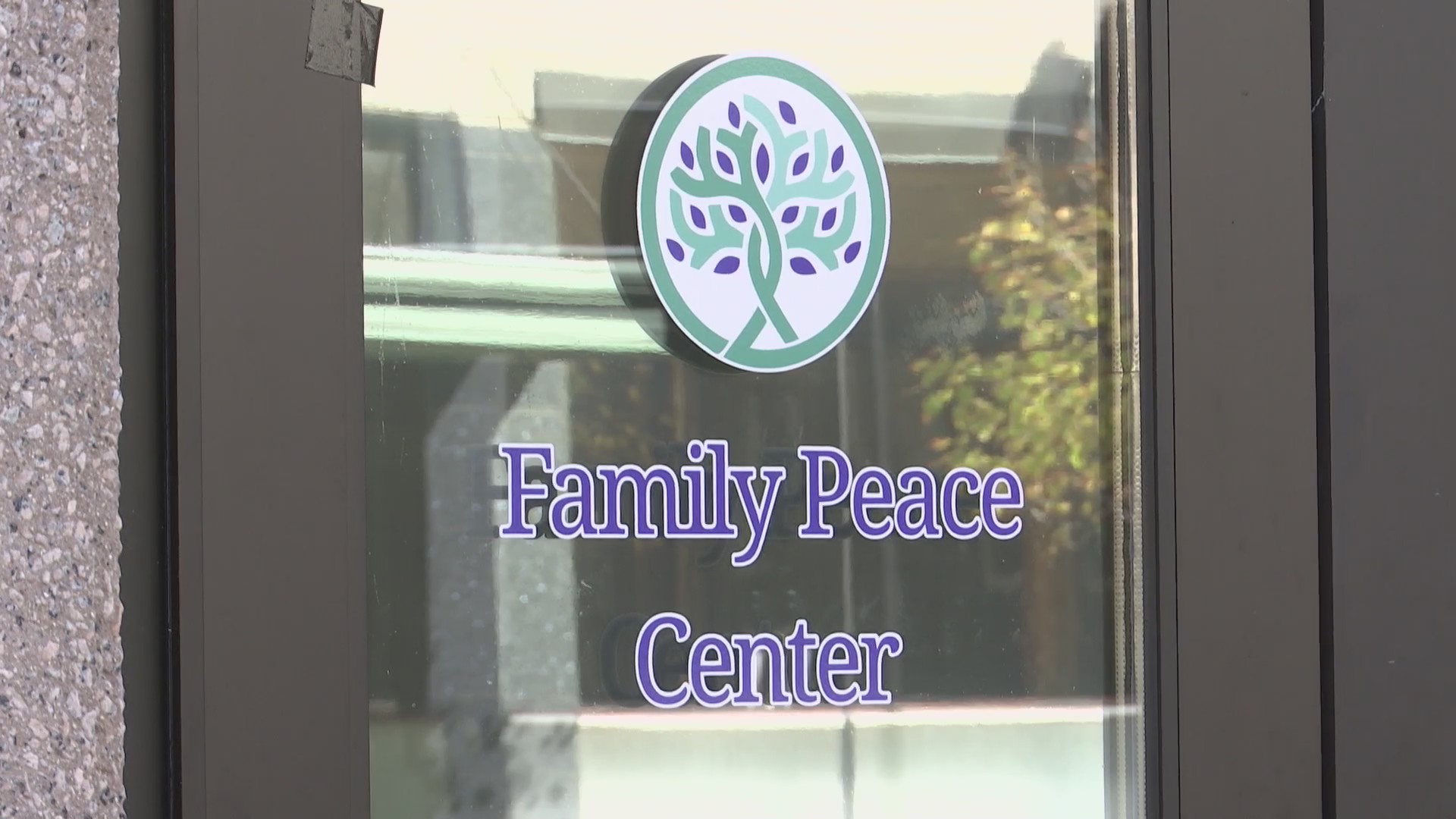 Illinois Sen. Durbin visits Rockford’s Family Peace Center ...