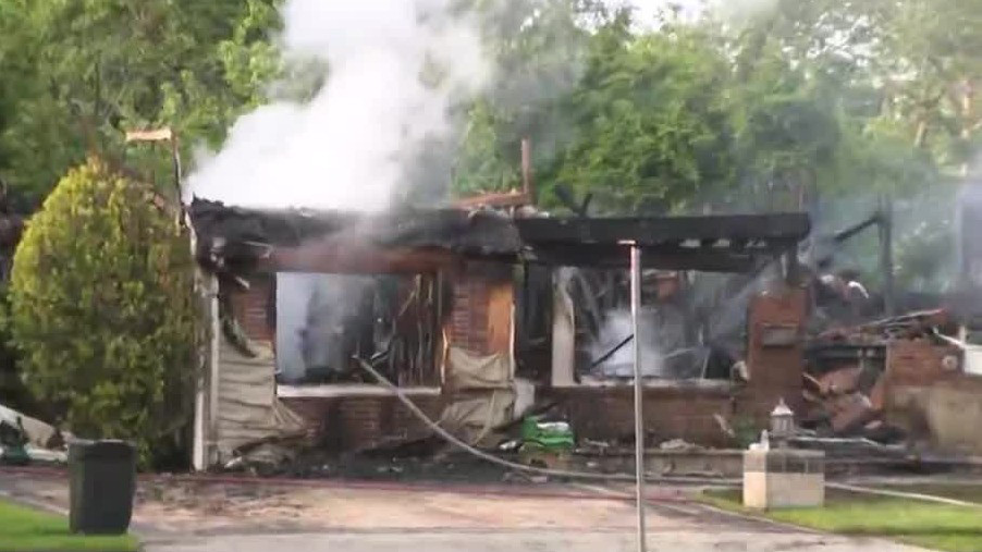 1 dead, 7 injured in Long Island house fire – PIX11