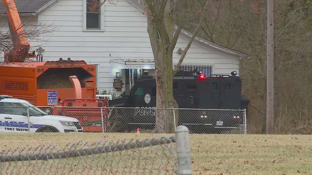 SWAT breaking down house door – WANE 15