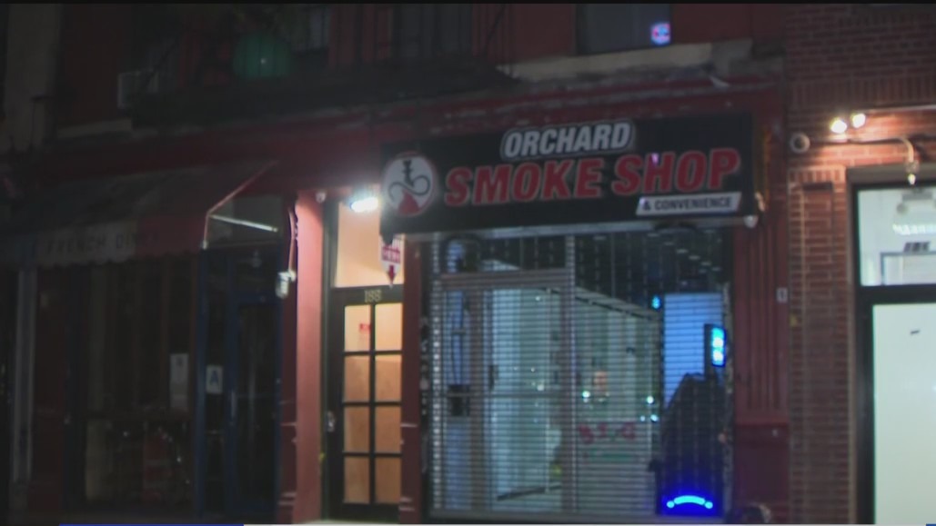 Manhattan Smoke Shop Worker Shot In Robbery Trio Sought Nypd Pix11