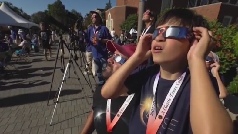 Signs your eyes may have damage after solar eclipse – PIX11