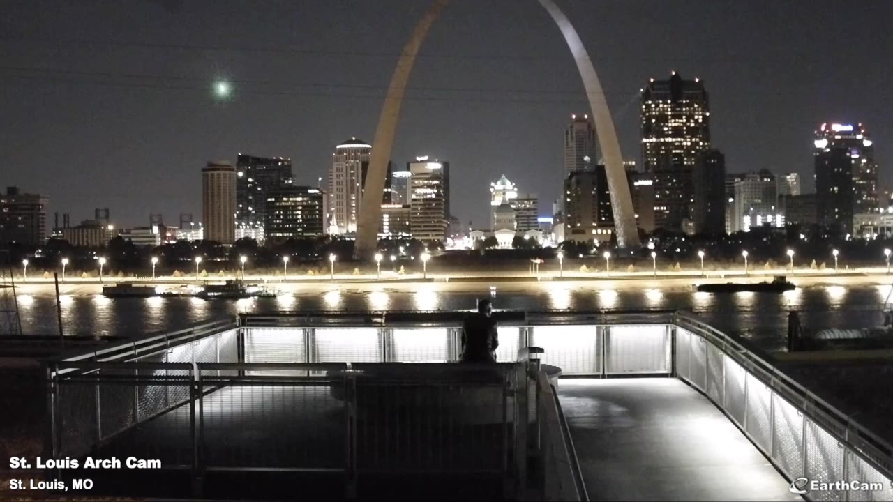 Fireball streaks by St. Louis Arch during Leonid meteor shower in ...