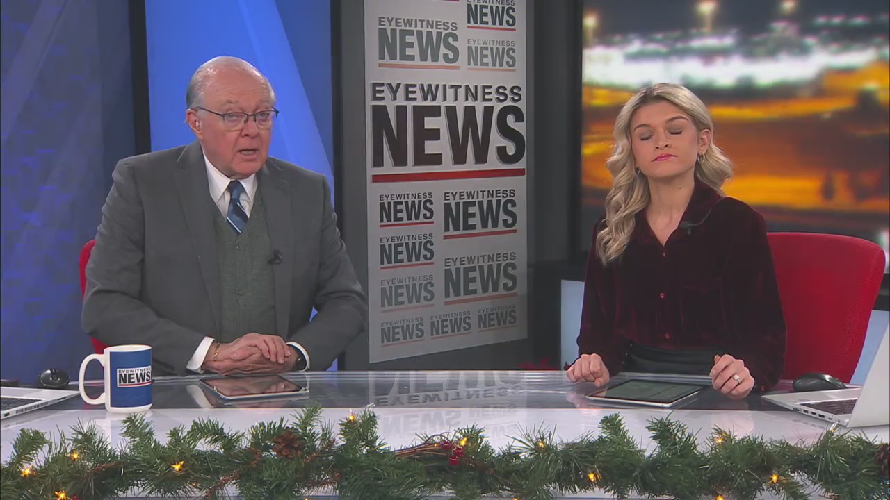 GRINCH RETURNS CHRISTMAS LIGHTS TO EVANSVILLE TREE – Eyewitness News (WEHT/WTVW)