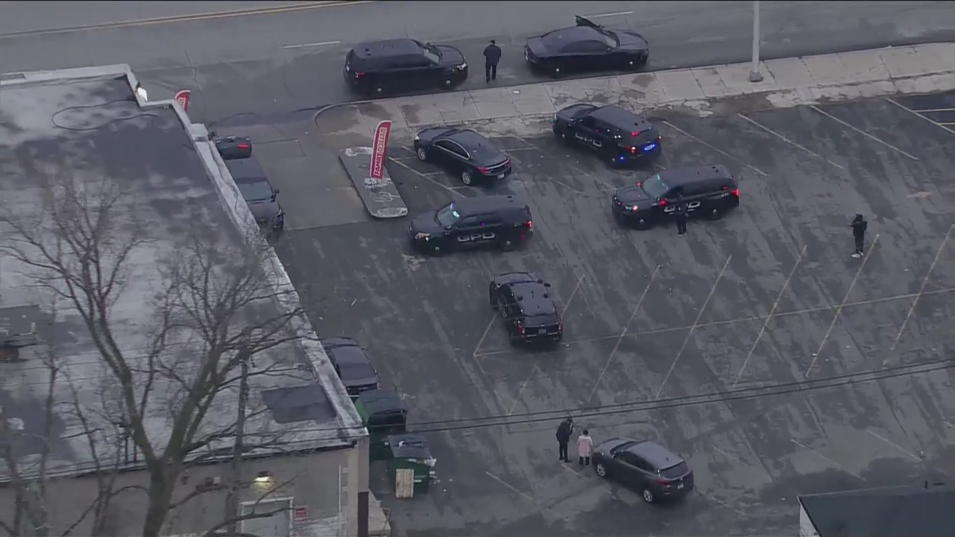 Employee shot inside store in Gary – WGN-TV