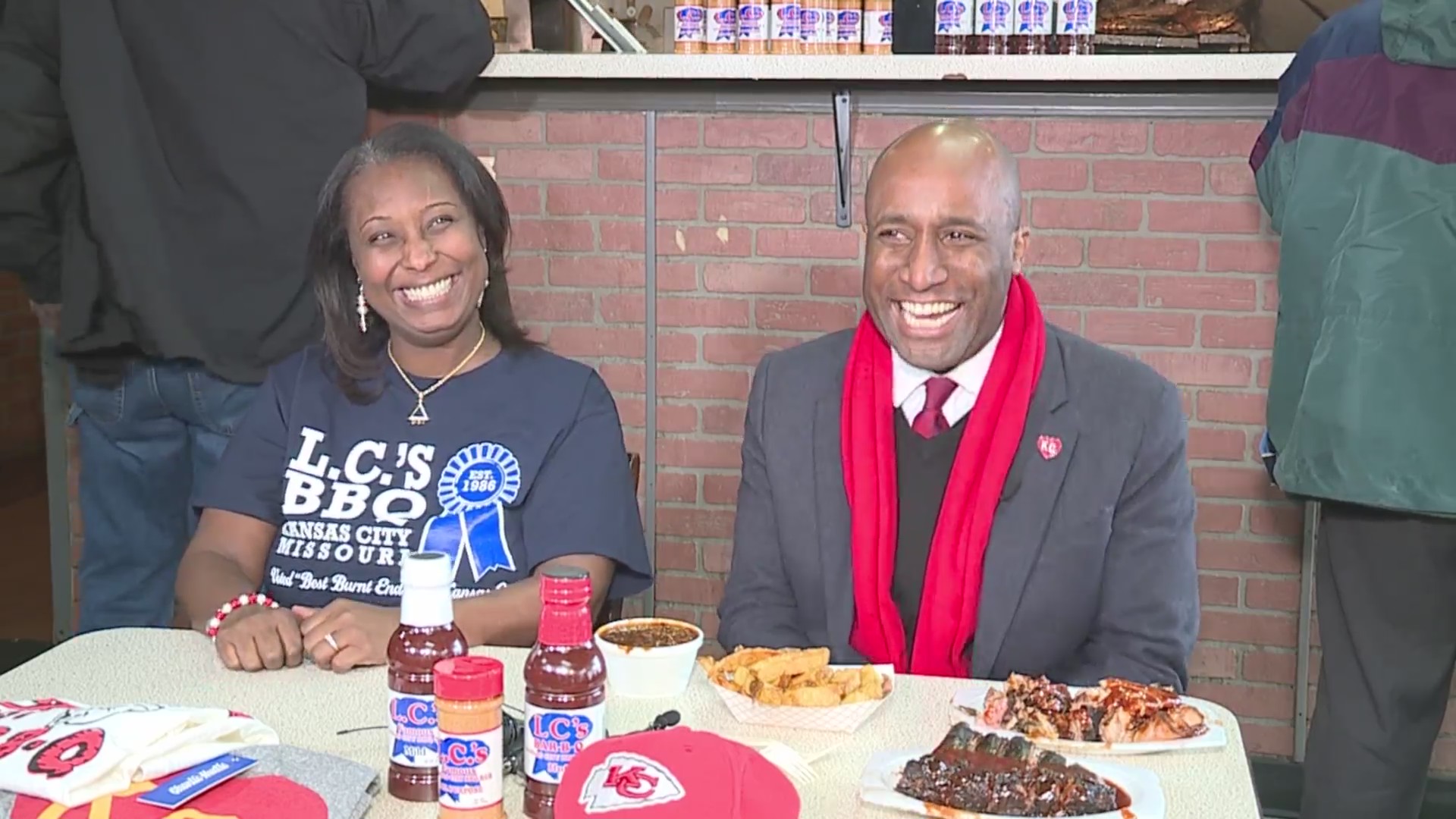 Kansas City mayor places friendly bet on Chiefs vs Dolphins – FOX 4 ...