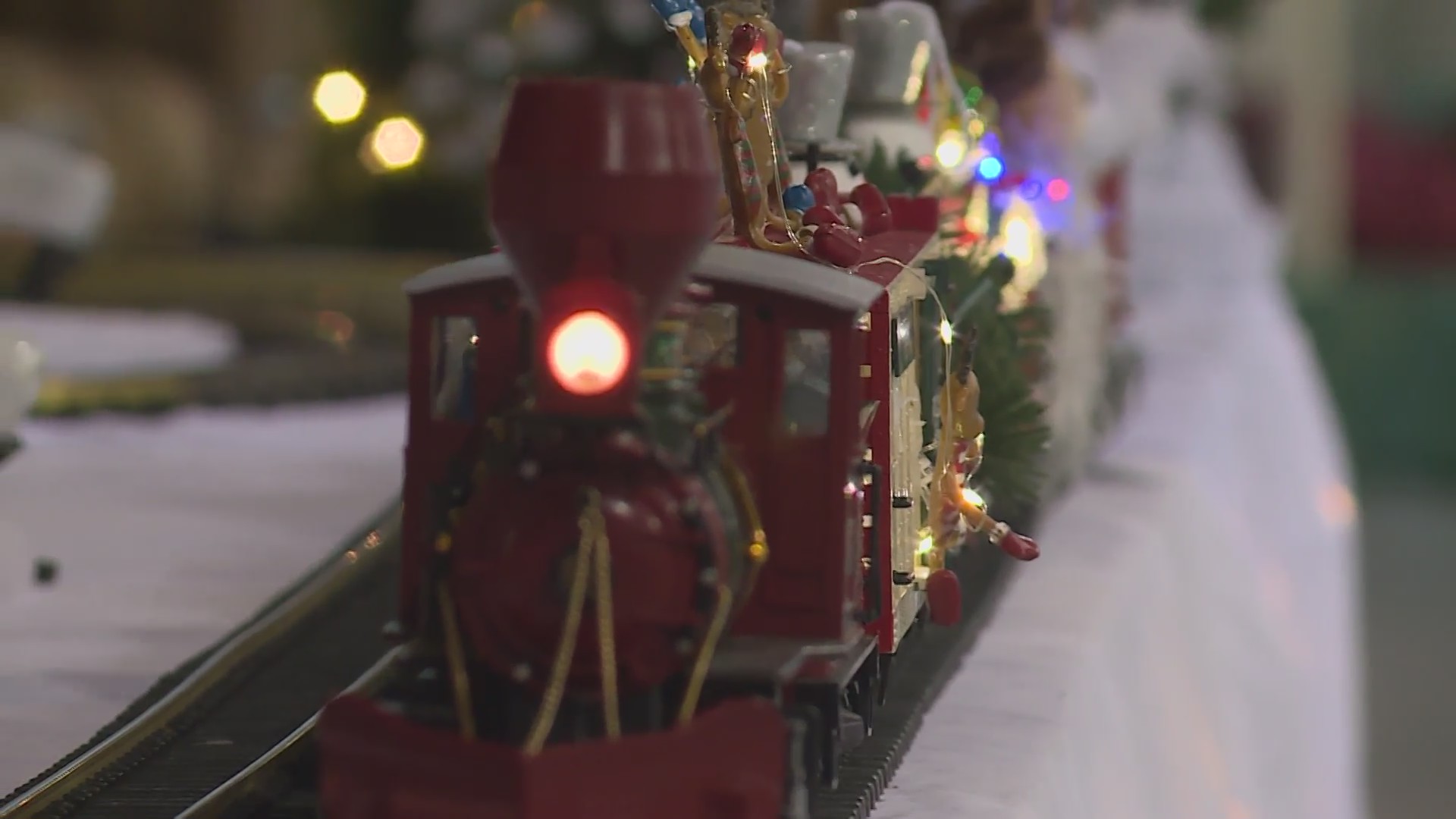 Hampton Roads’ largest holiday train display opens in Virginia Beach ...