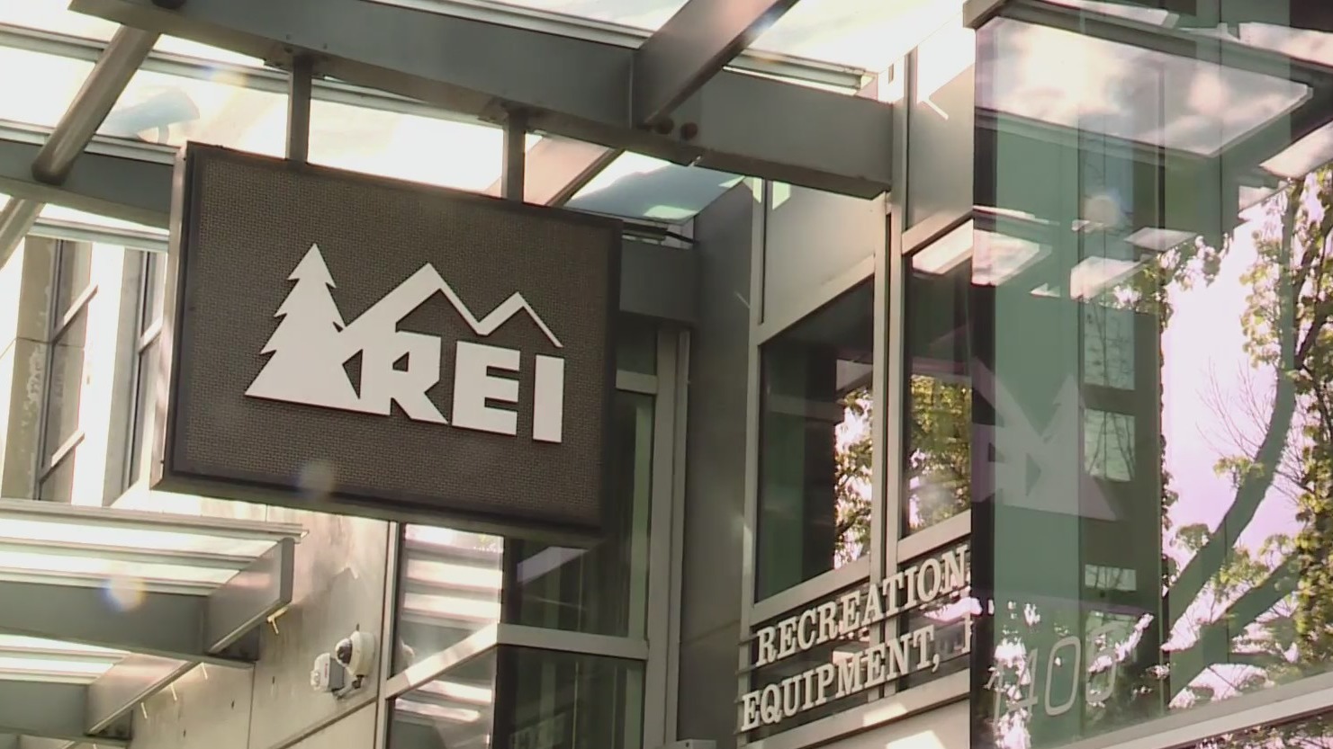 REI to close Portland Pearl District store, blames break-ins – KOIN.com